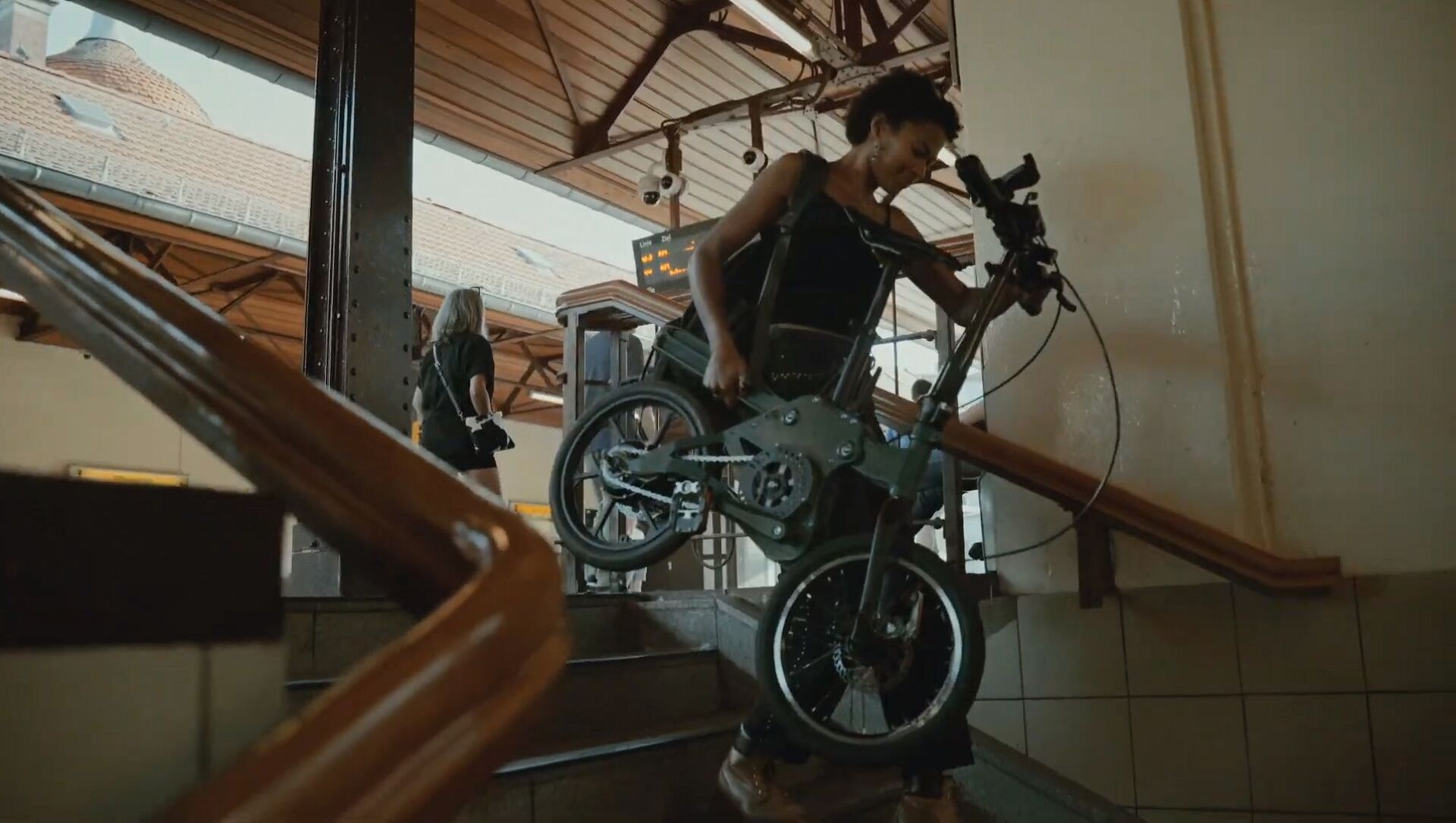 Sliding Pop-Cycle commuter gets electric twin