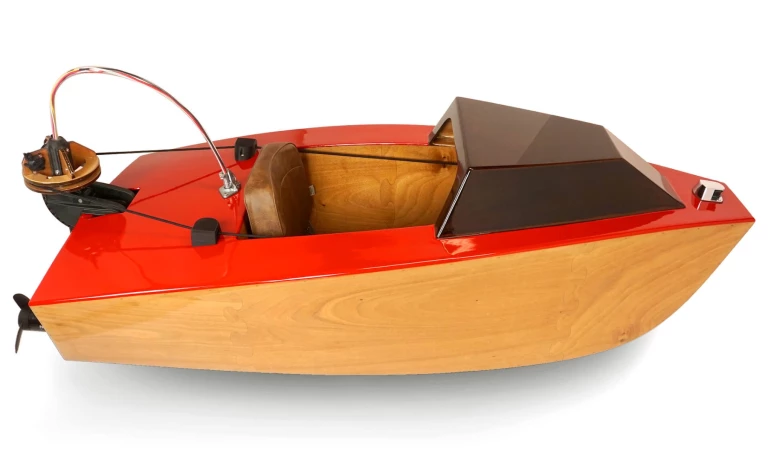 Mini electric boat takes to the water for pint-sized motoring fun