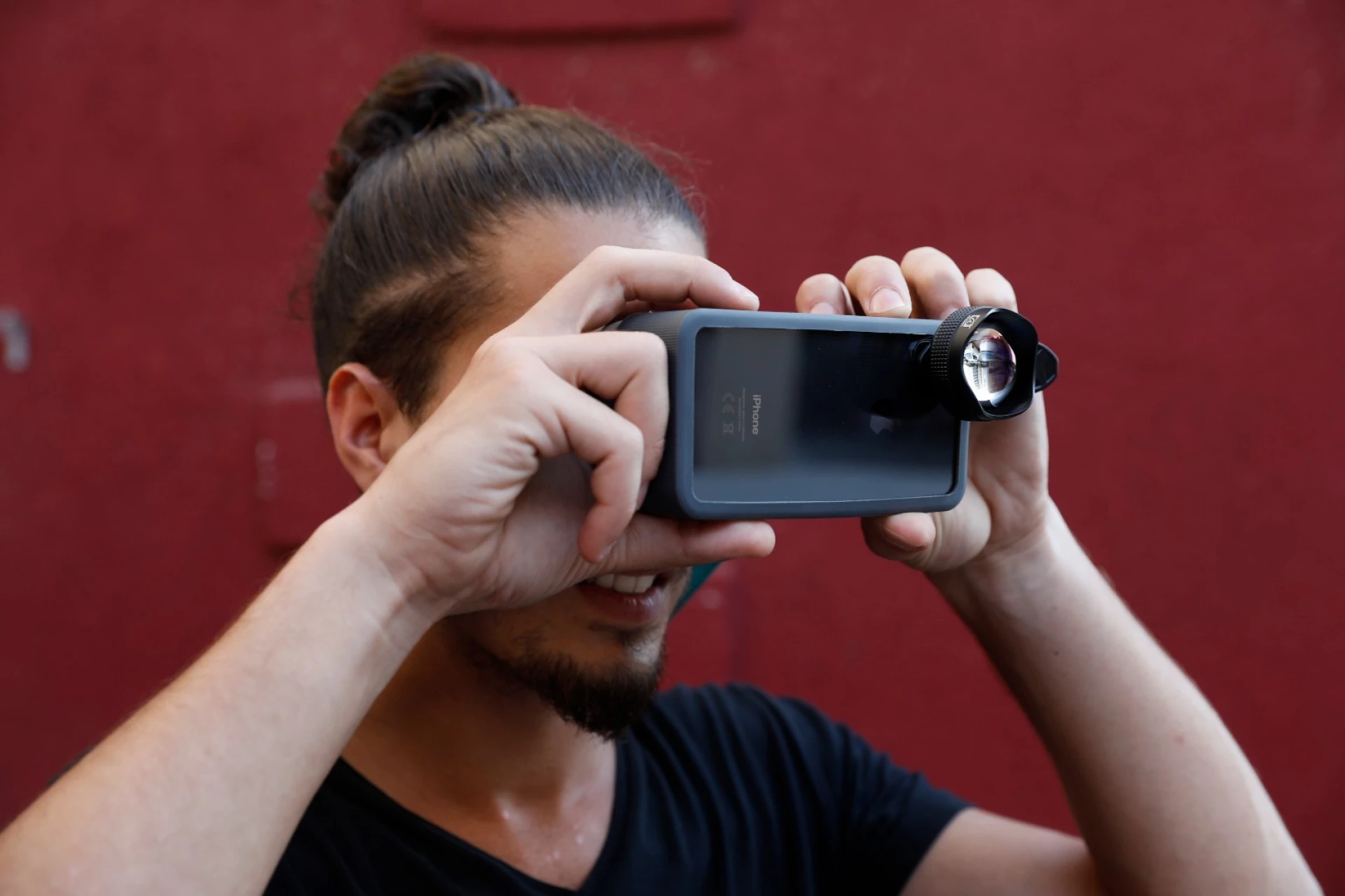 Oko gives smartphone photographers a dual eyepiece