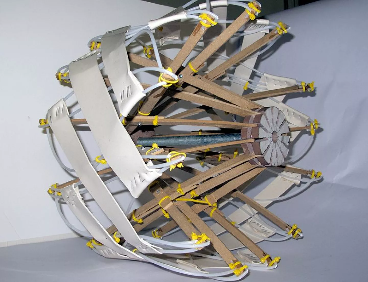 Roadless wheel concept adjusts to all terrains
