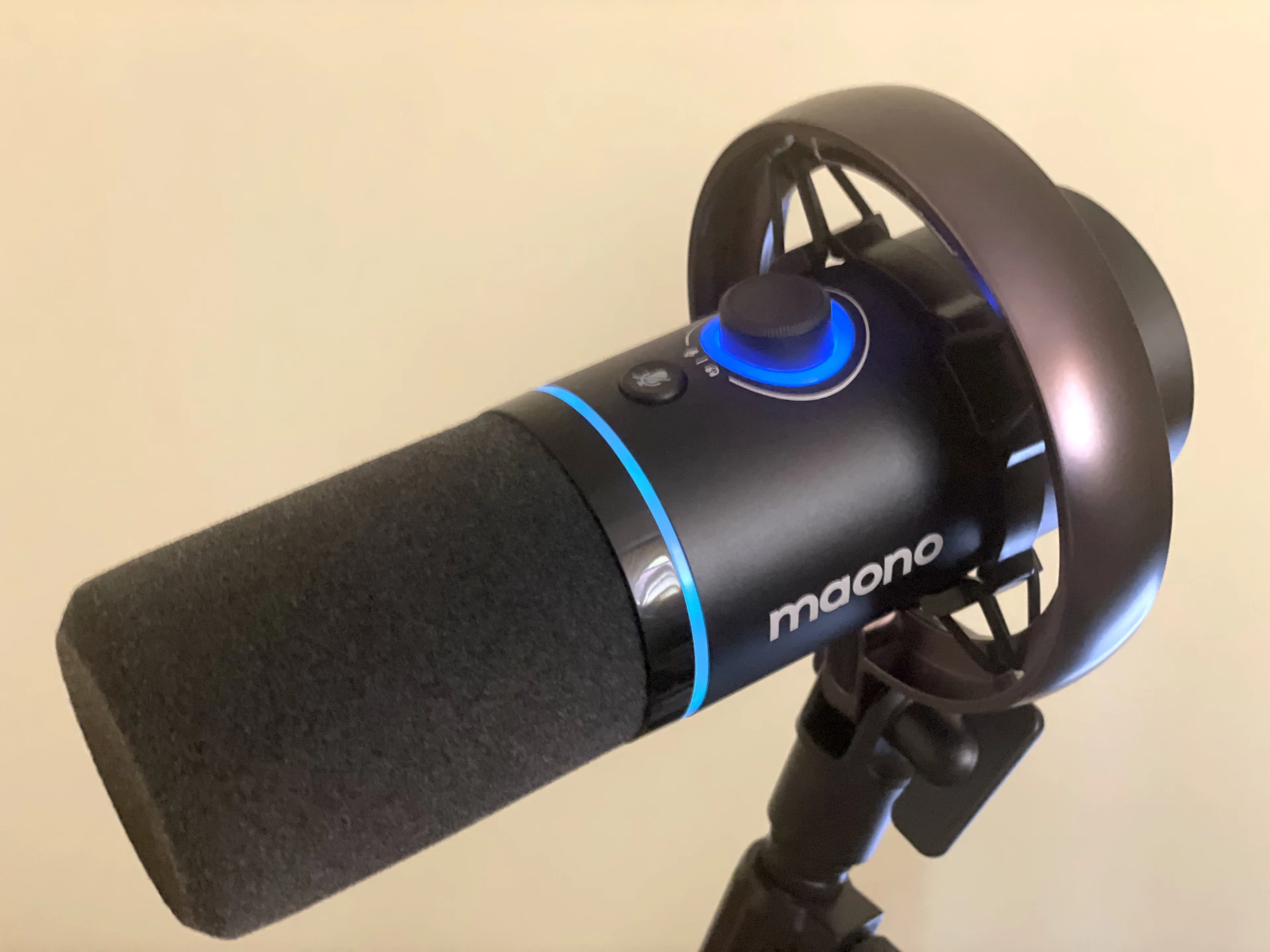 Maono PD200W: Versatile mic for podcasts, streams, and more