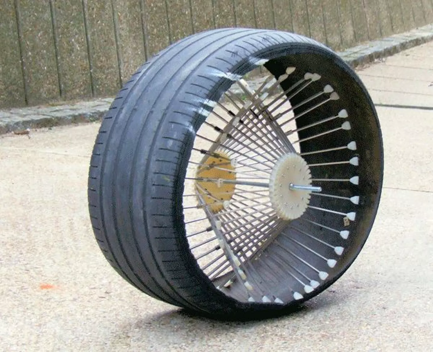 Roadless wheel concept adjusts to all terrains